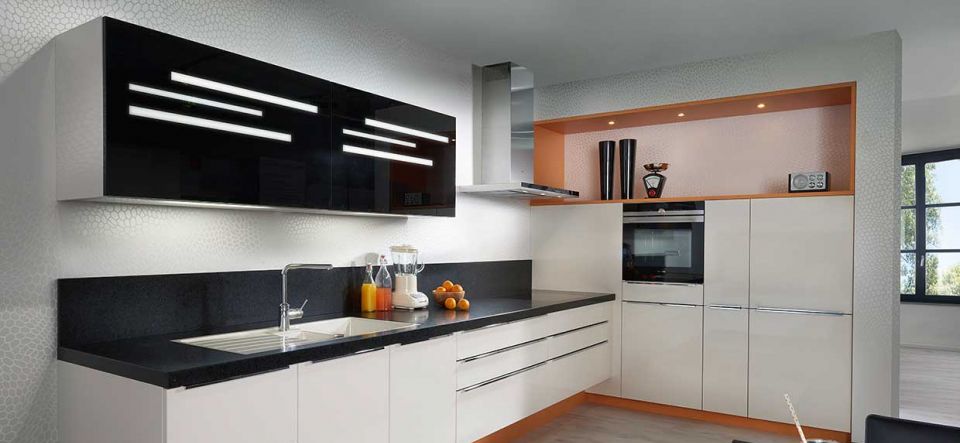 Moderne Küche mit matten kontrastreichen Fronten